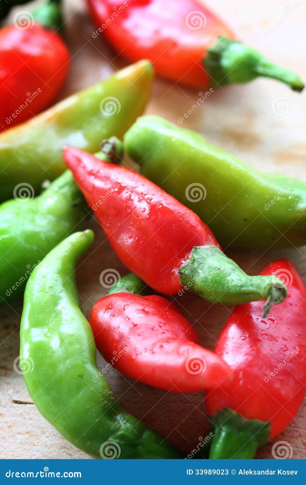 Piments rouges et verts image stock. Image du chauffer - 33989023