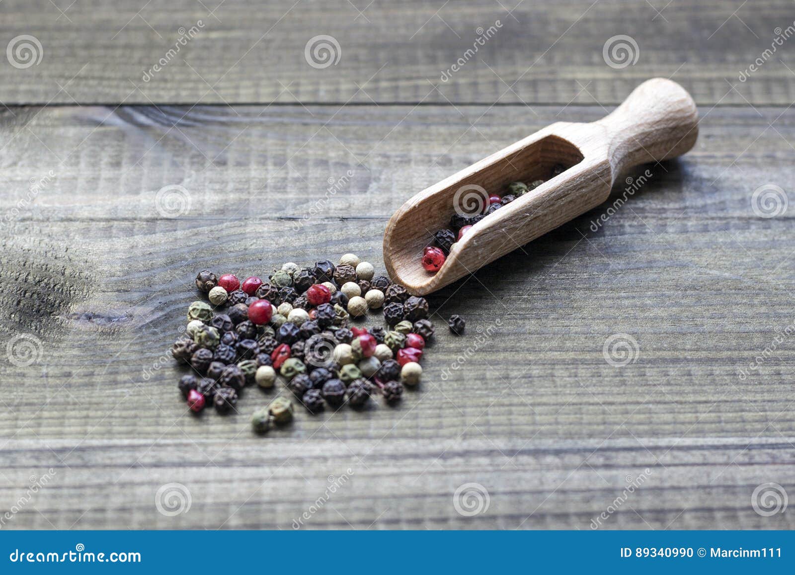 Pimienta Del Color En La Cucharada De Madera Foto de archivo - Imagen ...