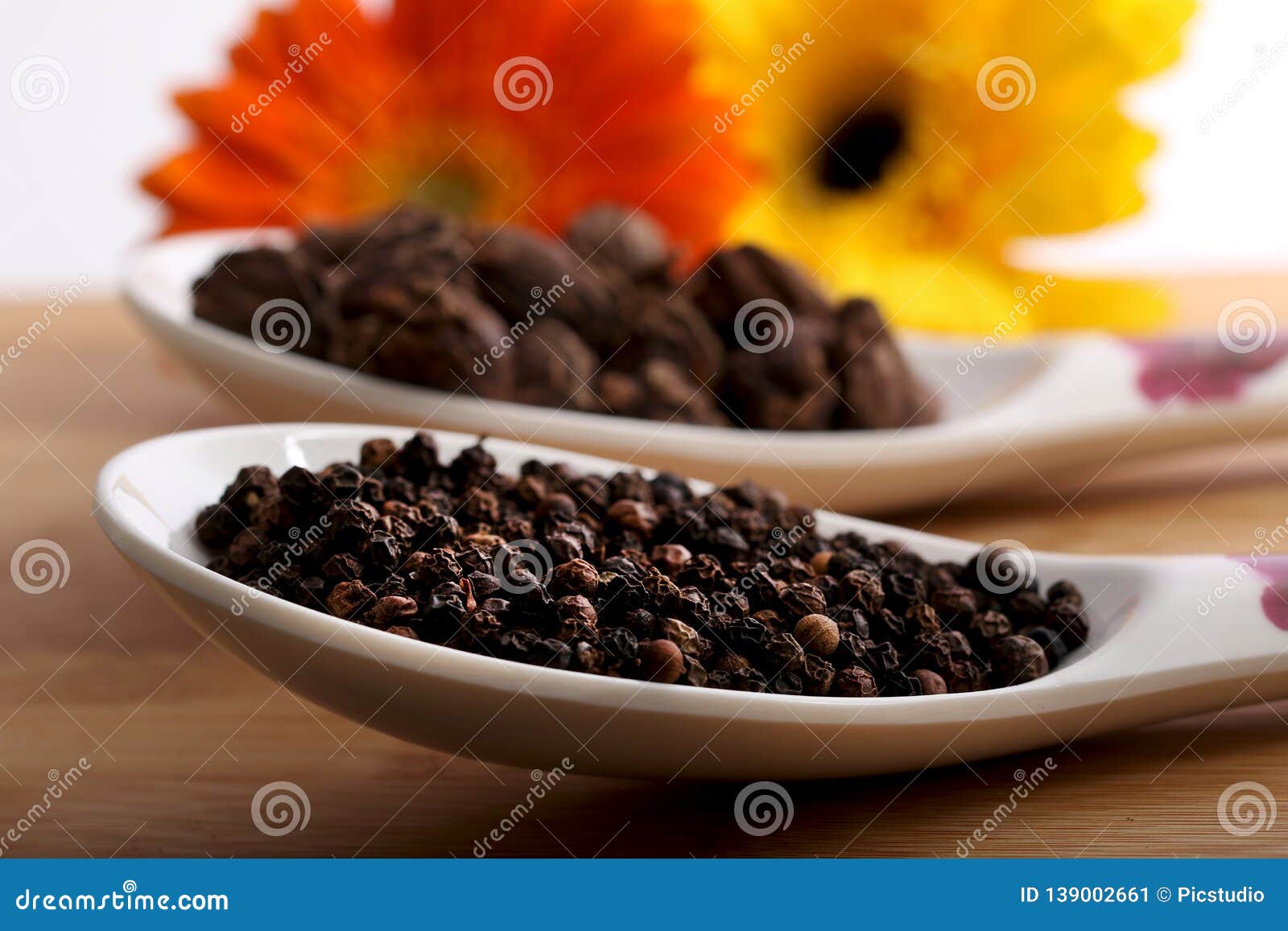 Pimienta negra entera imagen de archivo. Imagen de entero - 139002661