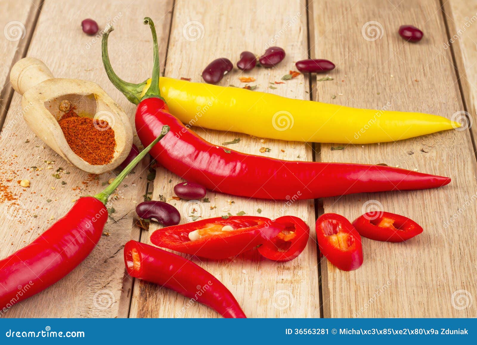 Pimientas De Chile Rojas Y Amarillas Imagen de archivo - Imagen de ...