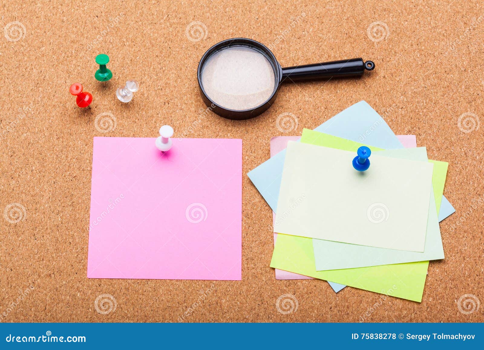 Pin Paper En Tablero Del Corcho Foto de archivo - Imagen de noticeboard ...