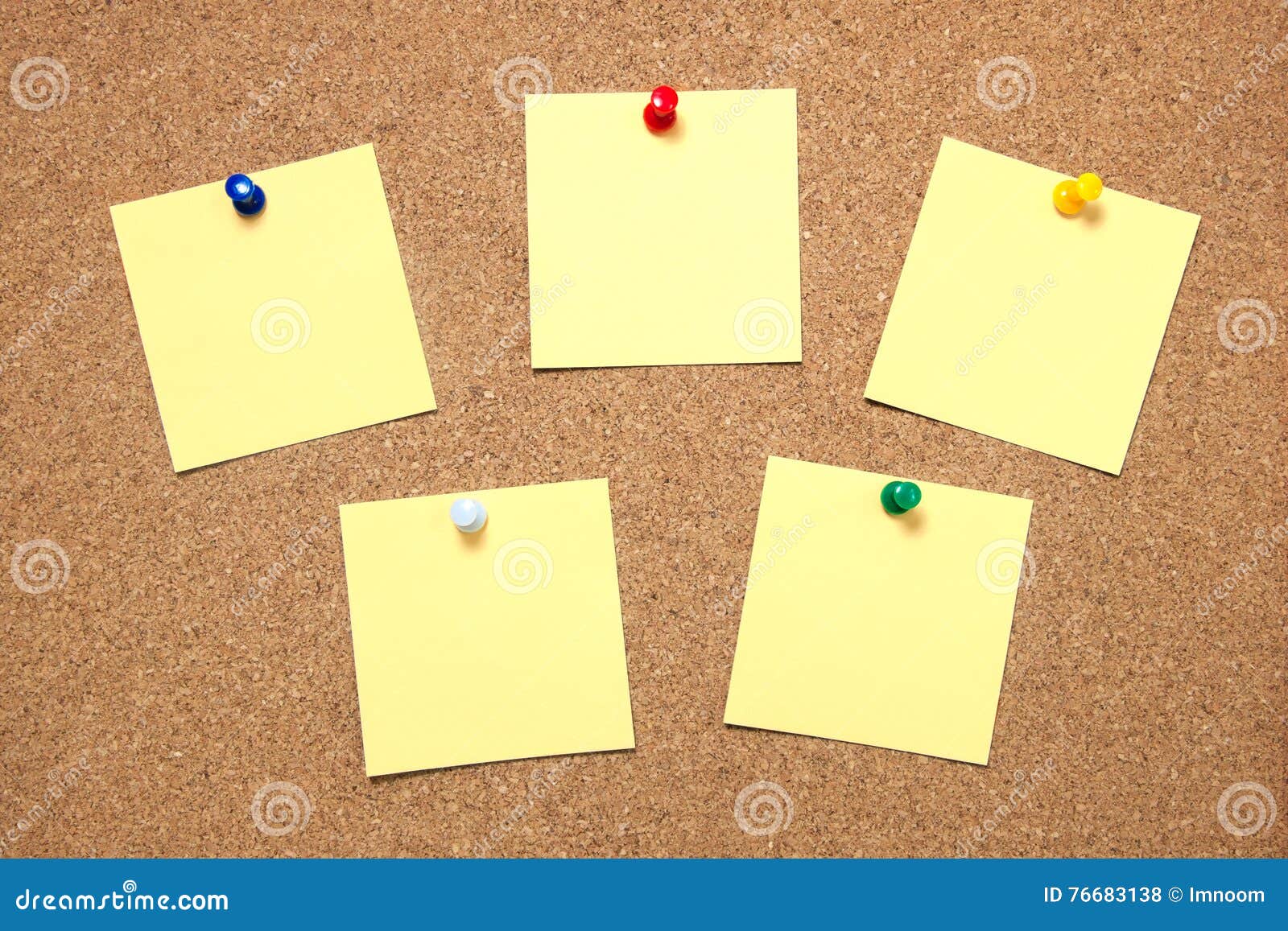 Pin Paper En Tablero Del Corcho Foto de archivo - Imagen de ordene ...