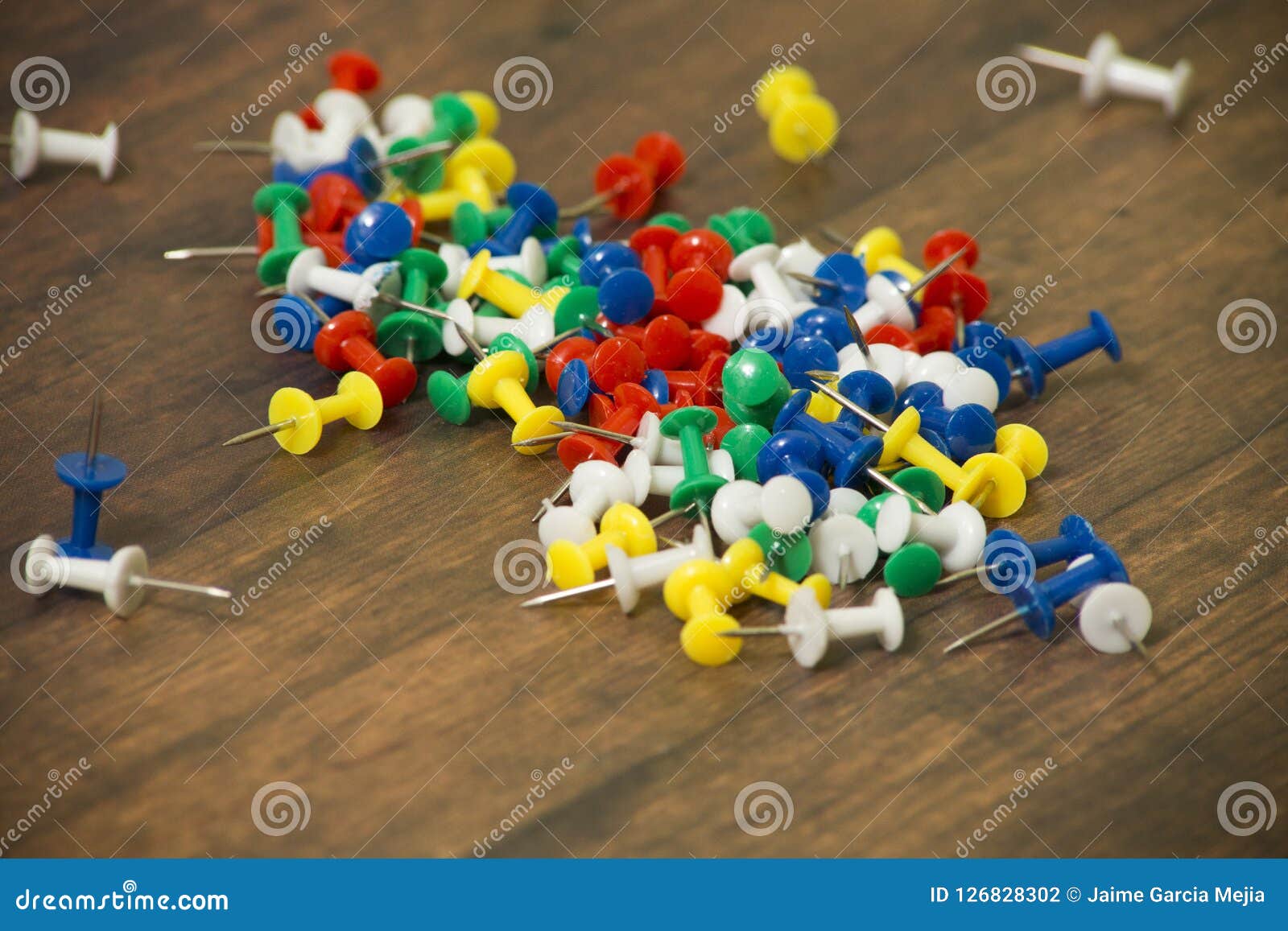 Pin para fixar o papel foto de stock. Imagem de papel - 126828302