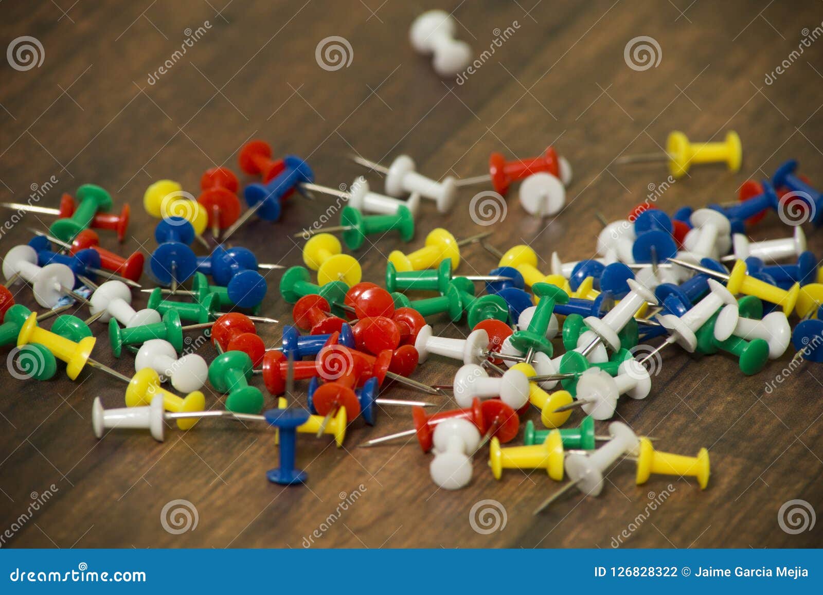 Pin para fixar o papel foto de stock. Imagem de clique - 126828322