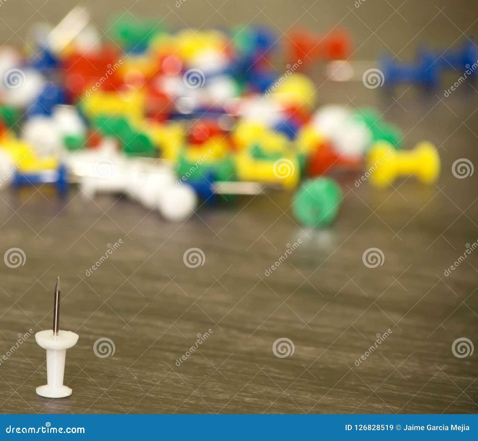 Pin para fixar o papel imagem de stock. Imagem de placa - 126828519