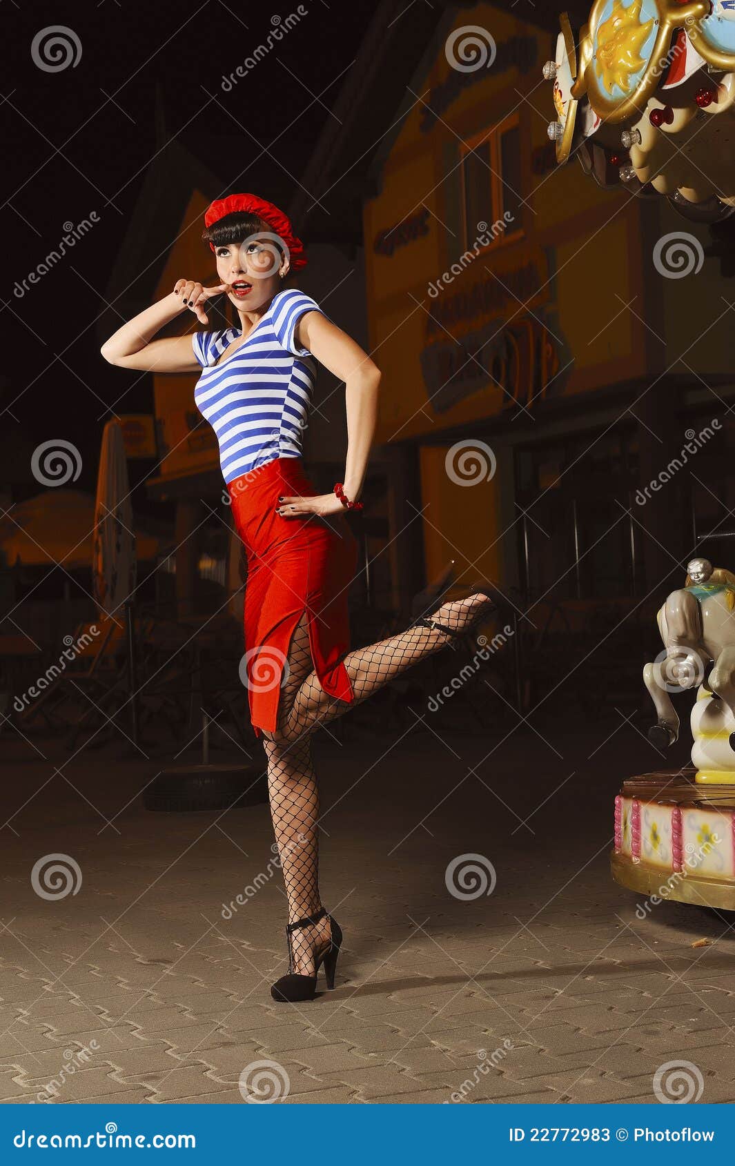 Pin Vers Le Haut De Fille Et De Carrousel Image Stock Image Du Mode