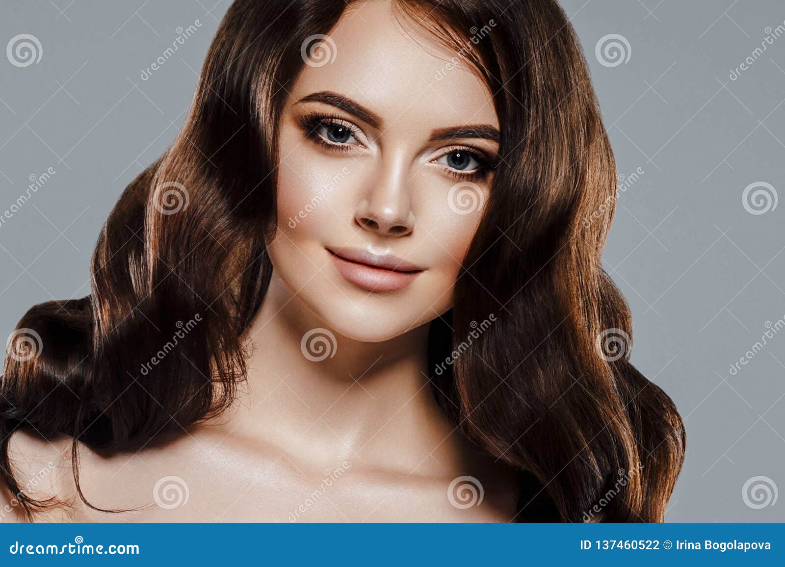 Pin Vers Le Haut De Portrait De Femme Belle Rétro Femelle Dans La Robe