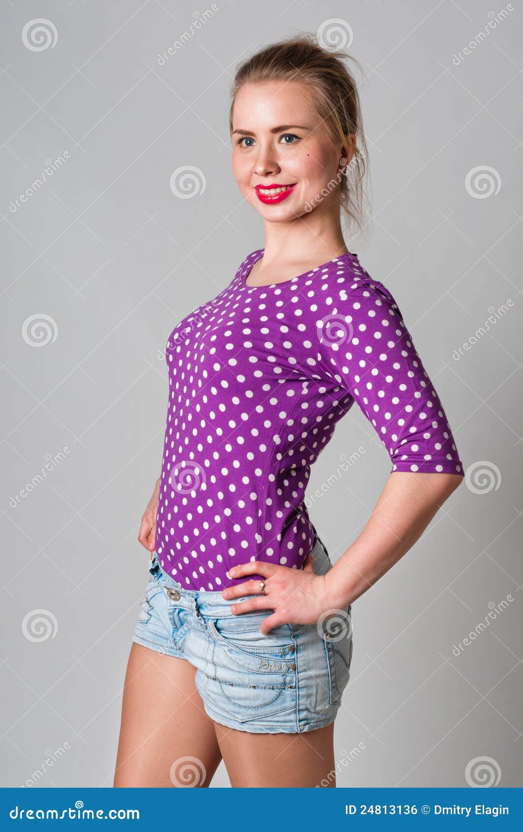 Pin Vers Le Haut De Verticale Restante Et De Sourire De Fille Photo