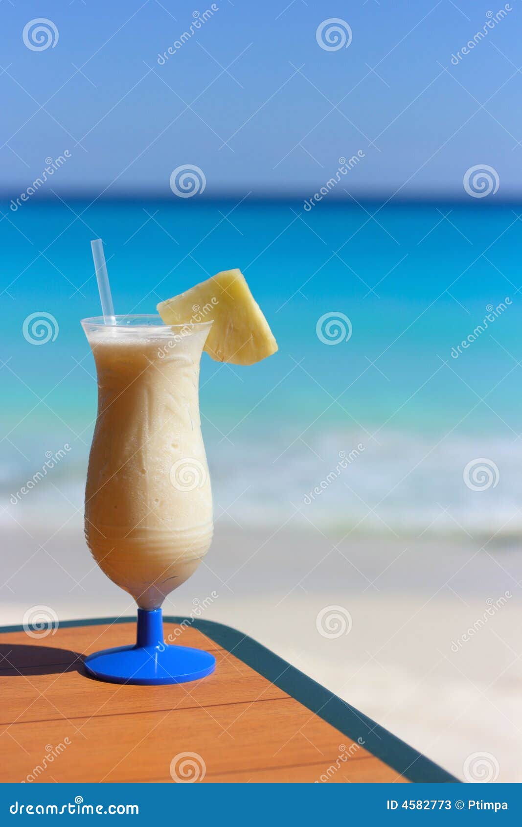 Pina Colada En La Playa Tropical Imagen de archivo - Imagen de ...