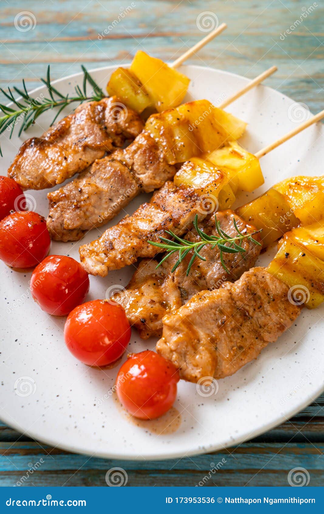 Pincho Asado De Cerdo Asado Foto de archivo - Imagen de fuego, grilled ...