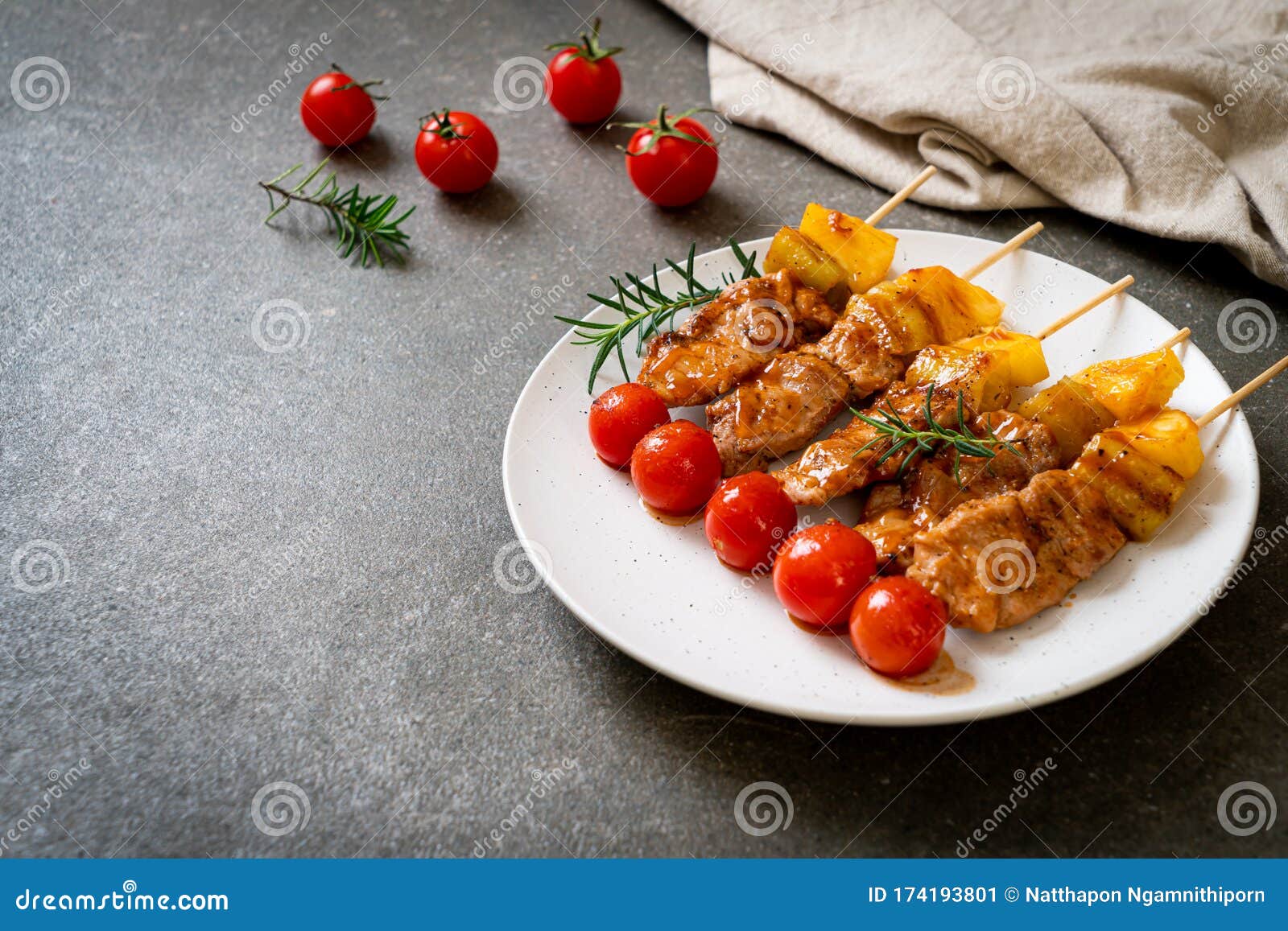 Pincho Asado De Cerdo Asado Imagen de archivo - Imagen de cerdo, picnic ...