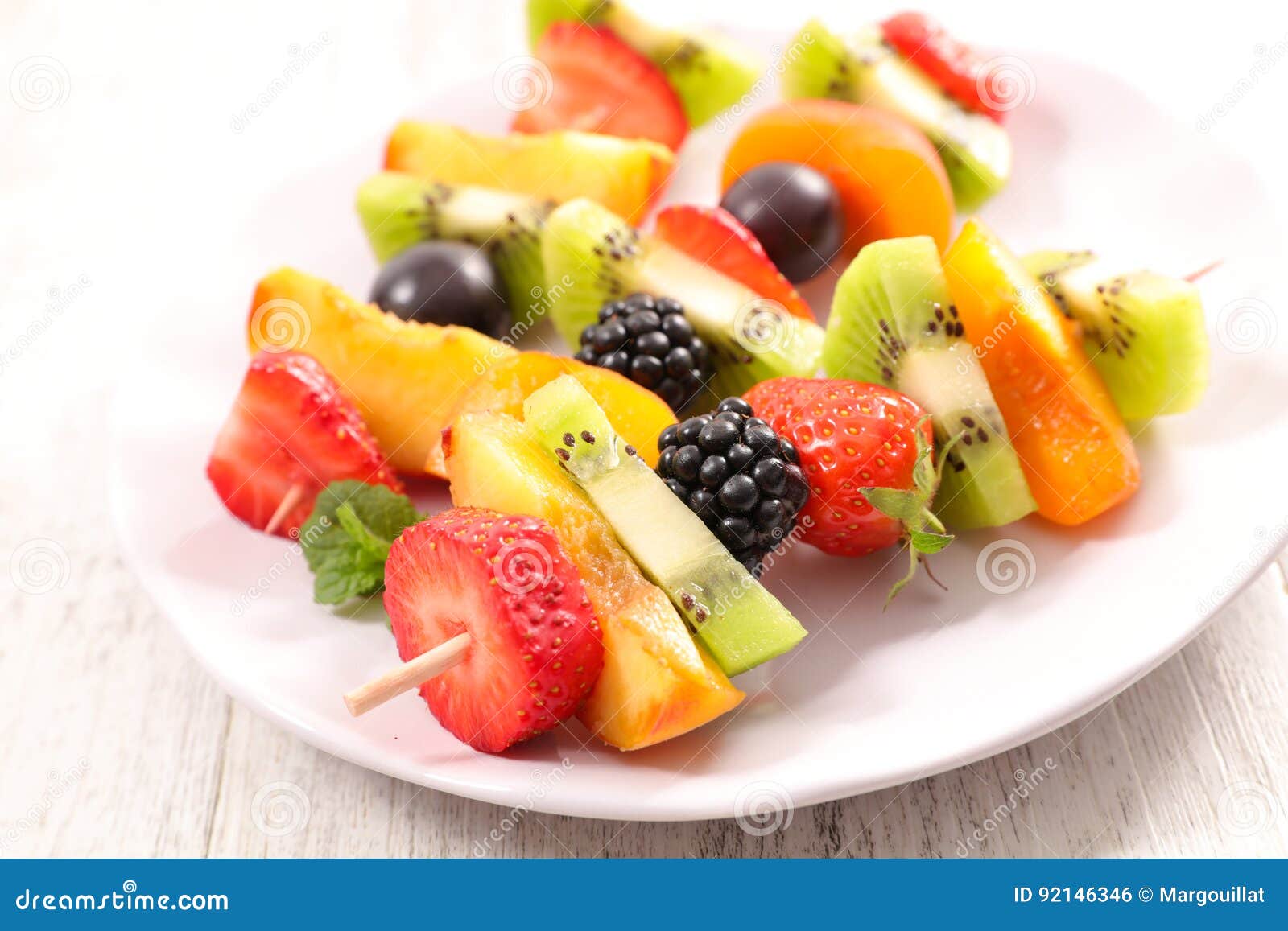 Pincho de la fruta foto de archivo. Imagen de postre - 92146346