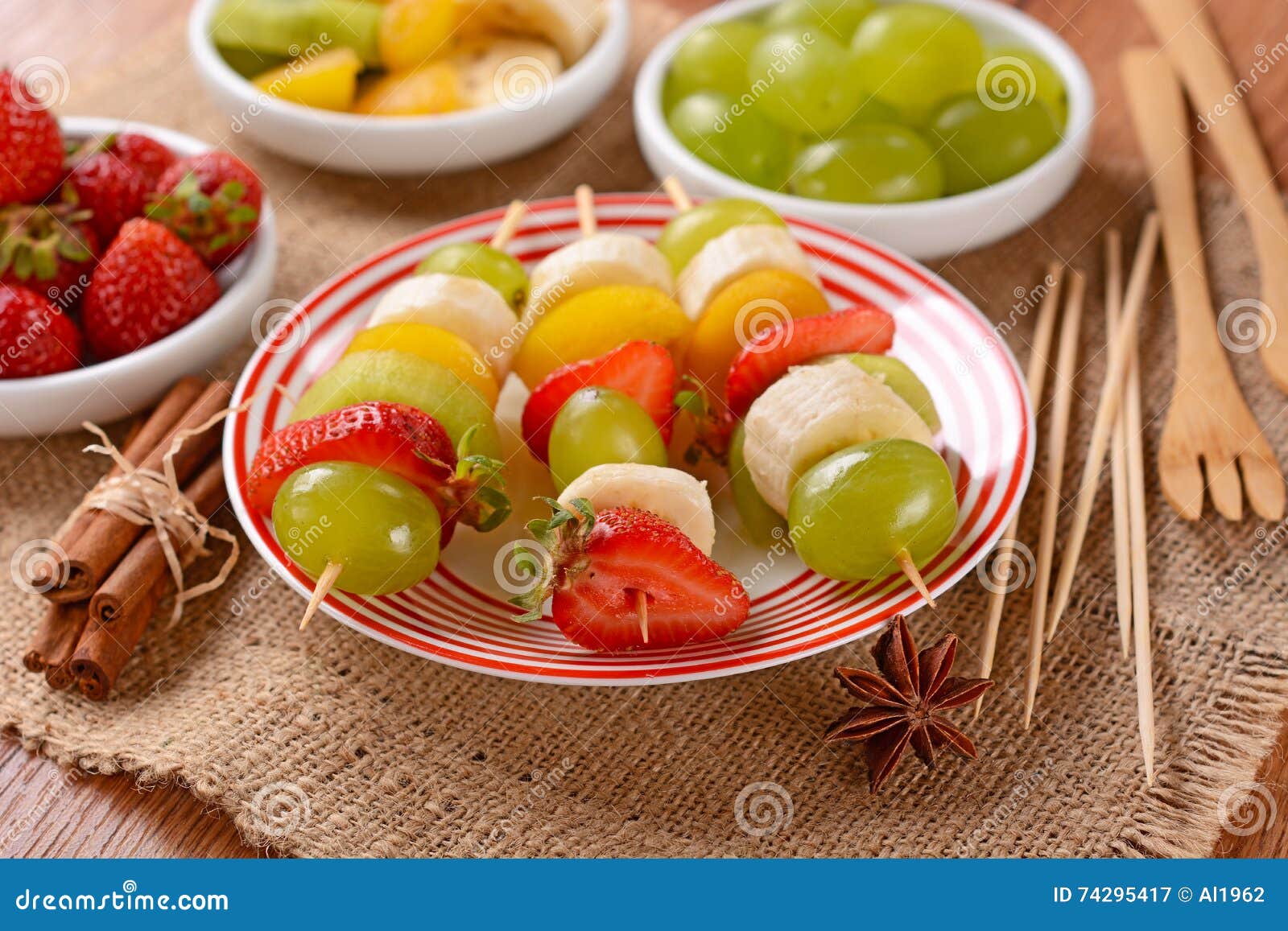 PINCHOS CLASIFICADOS DE LA FRUTA Imagen de archivo - Imagen de amarillo ...