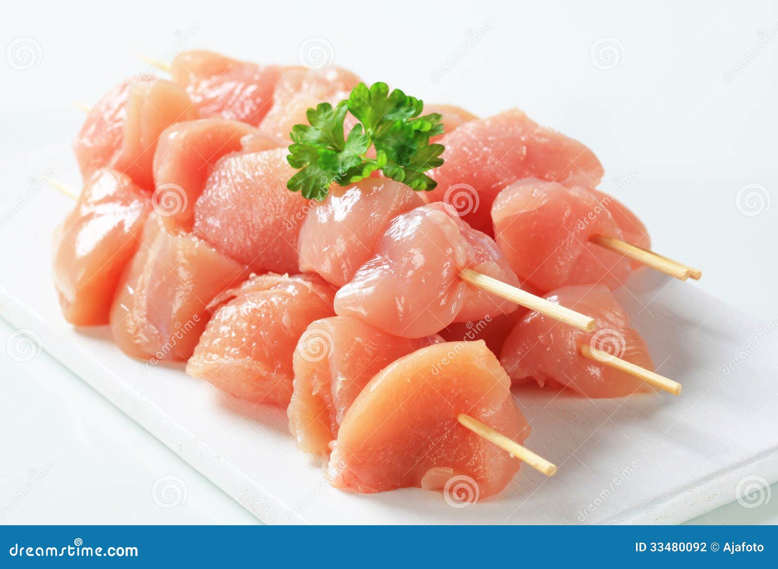 Pinchos crudos del pollo foto de archivo. Imagen de brocheta - 33480092