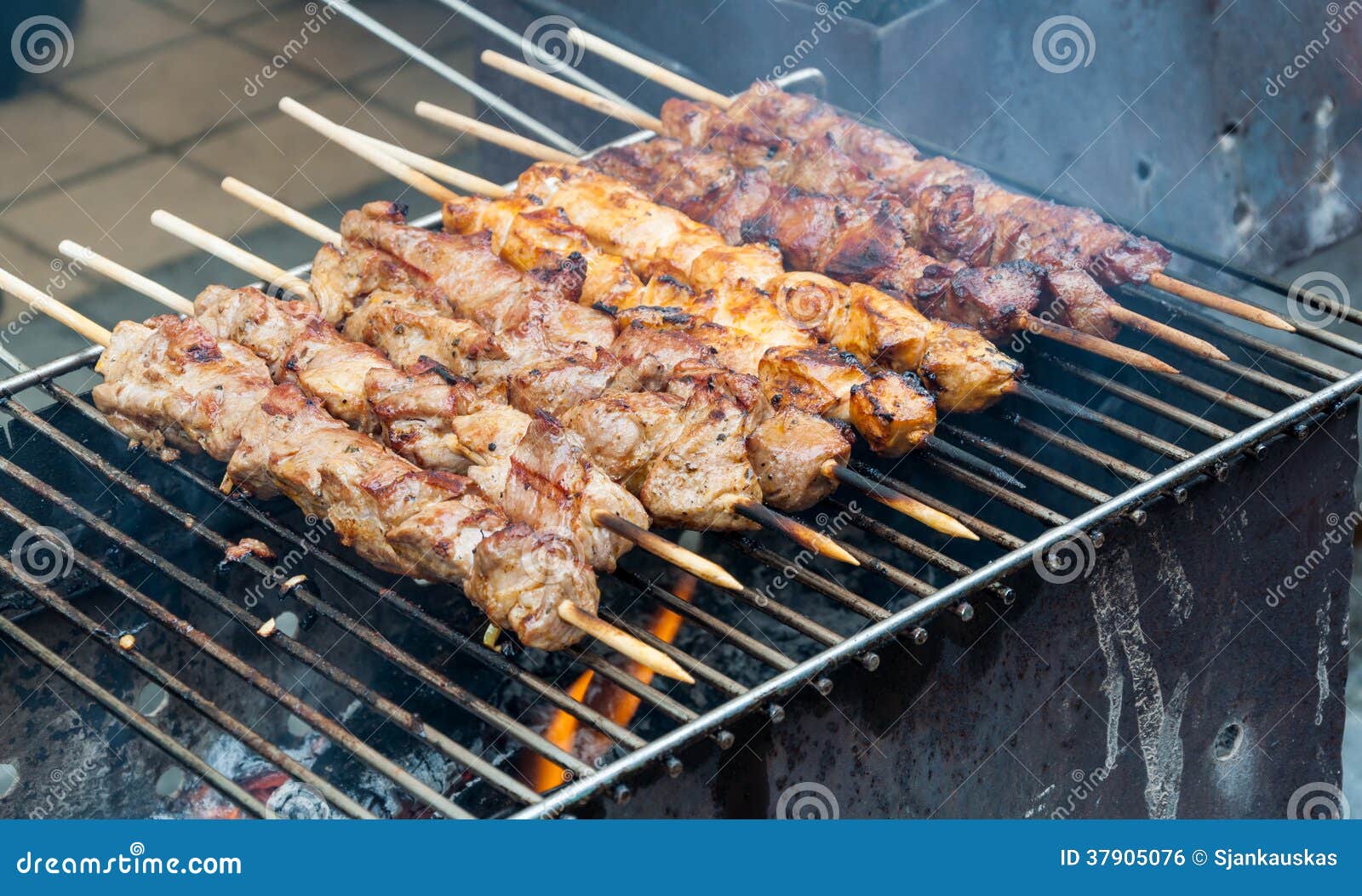 Pinchos De La Carne En Parrilla Foto de archivo - Imagen de comer ...