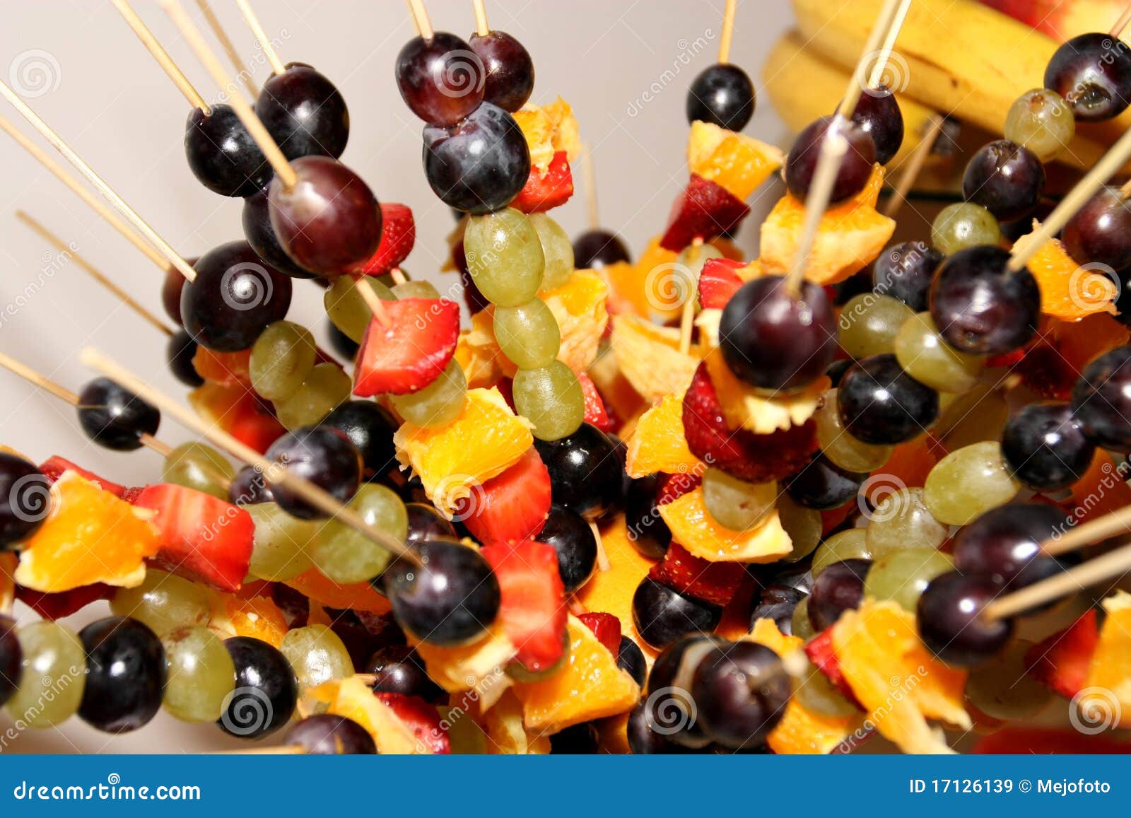 Pinchos de la fruta imagen de archivo. Imagen de pedazos - 17126139