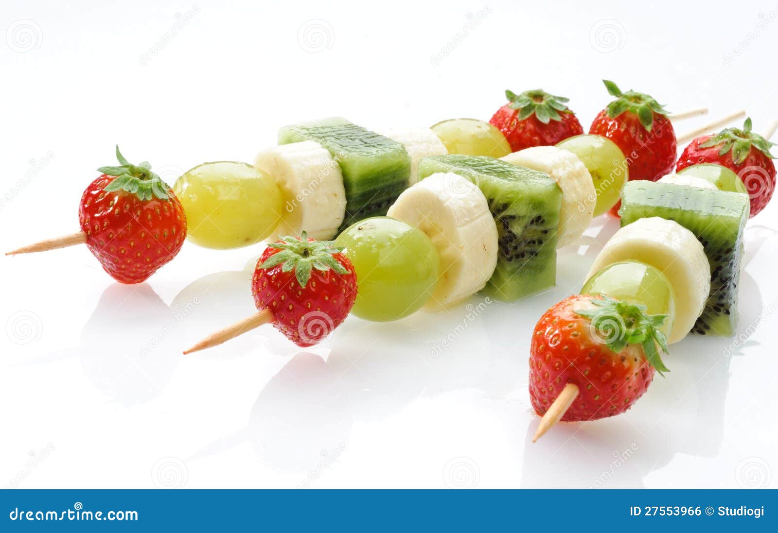 Pinchos de la fruta foto de archivo. Imagen de postre - 27553966