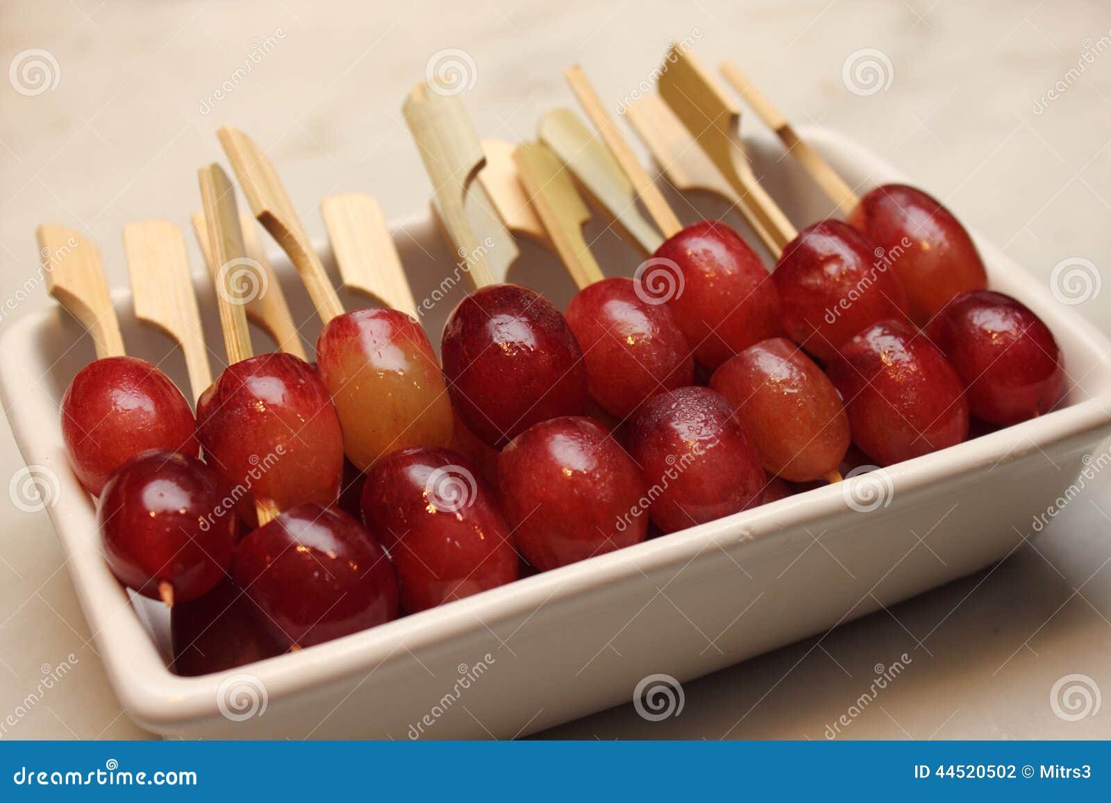 Pinchos de la uva foto de archivo. Imagen de palillo - 44520502