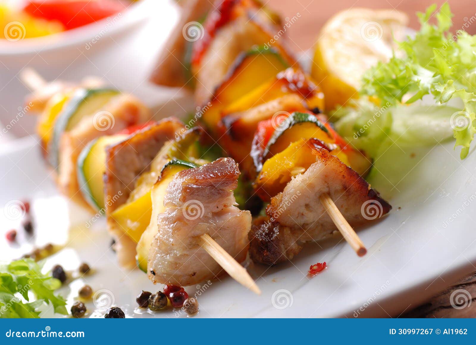 Pinchos del cerdo imagen de archivo. Imagen de placa - 30997267