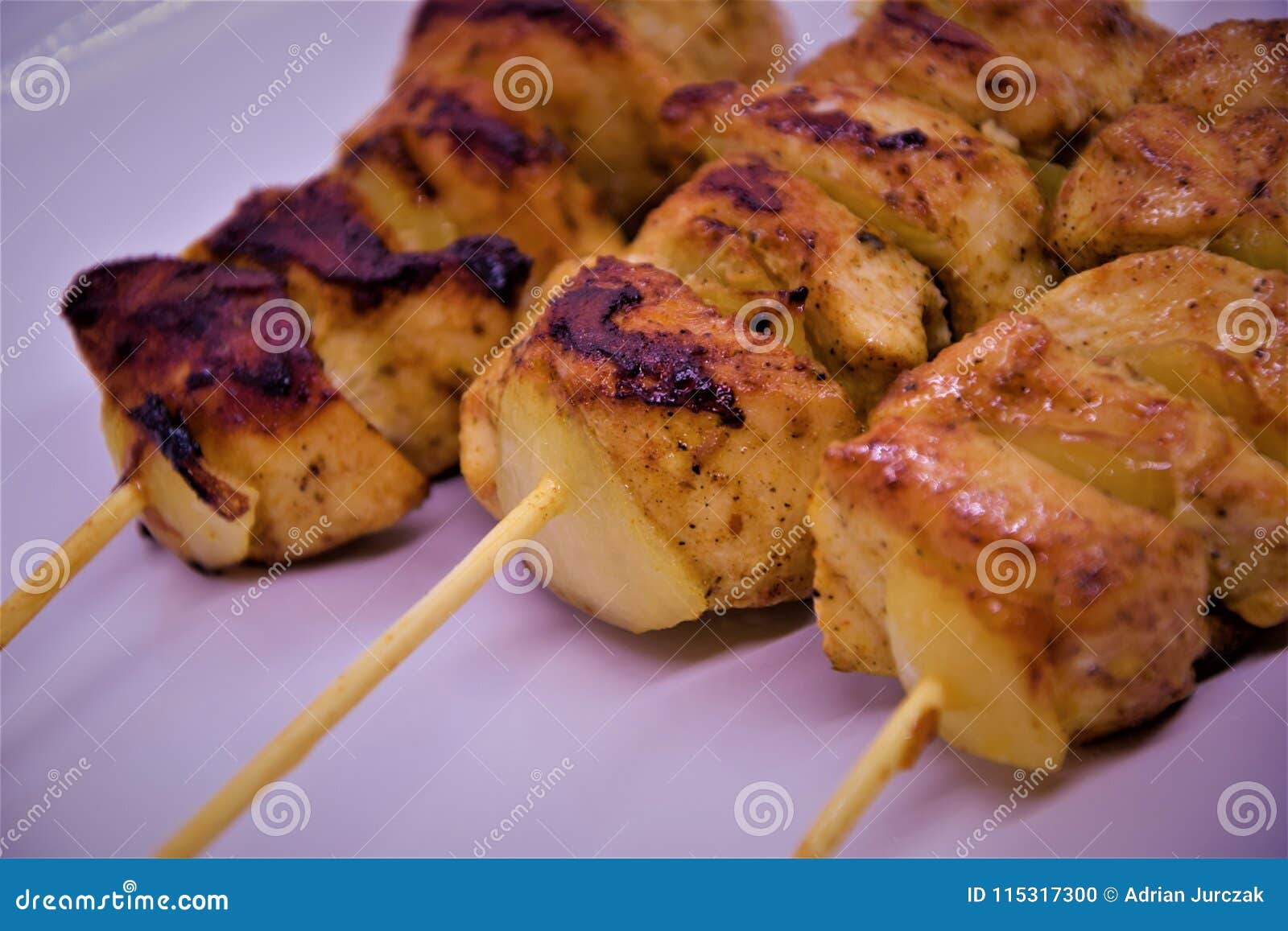 Pinchos en un fondo blanco foto de archivo. Imagen de cerdo - 115317300