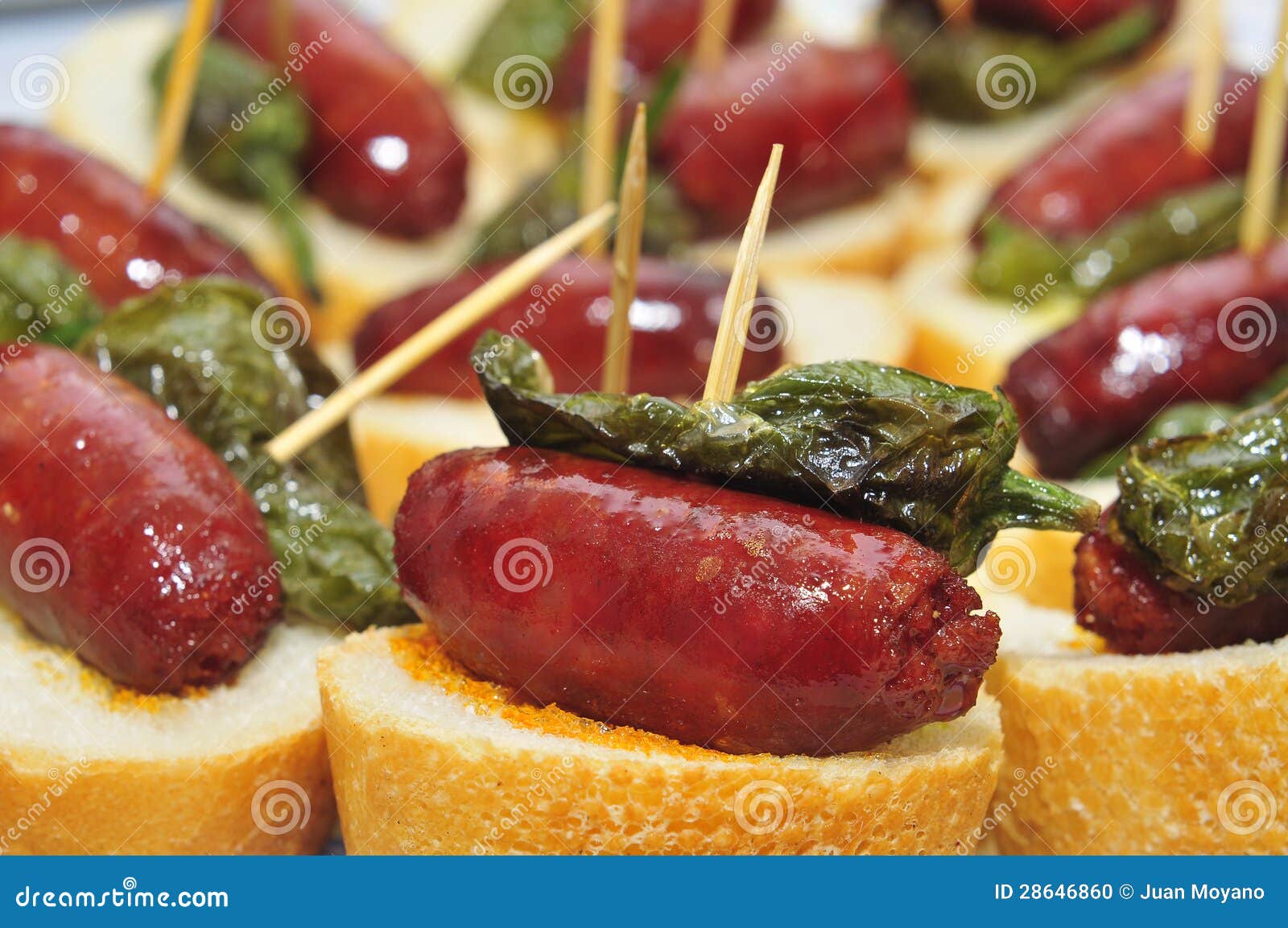 Pinchos españoles foto de archivo. Imagen de tapas, toothpick - 28646860