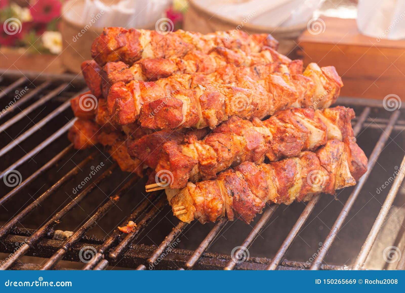 Pinchos Que Asan En La Parrilla Imagen de archivo - Imagen de pollo ...