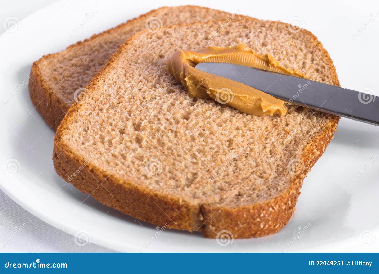 Pindakaas Op Het Gehele Brood Van De Tarwe Stock Afbeelding - Image of ...