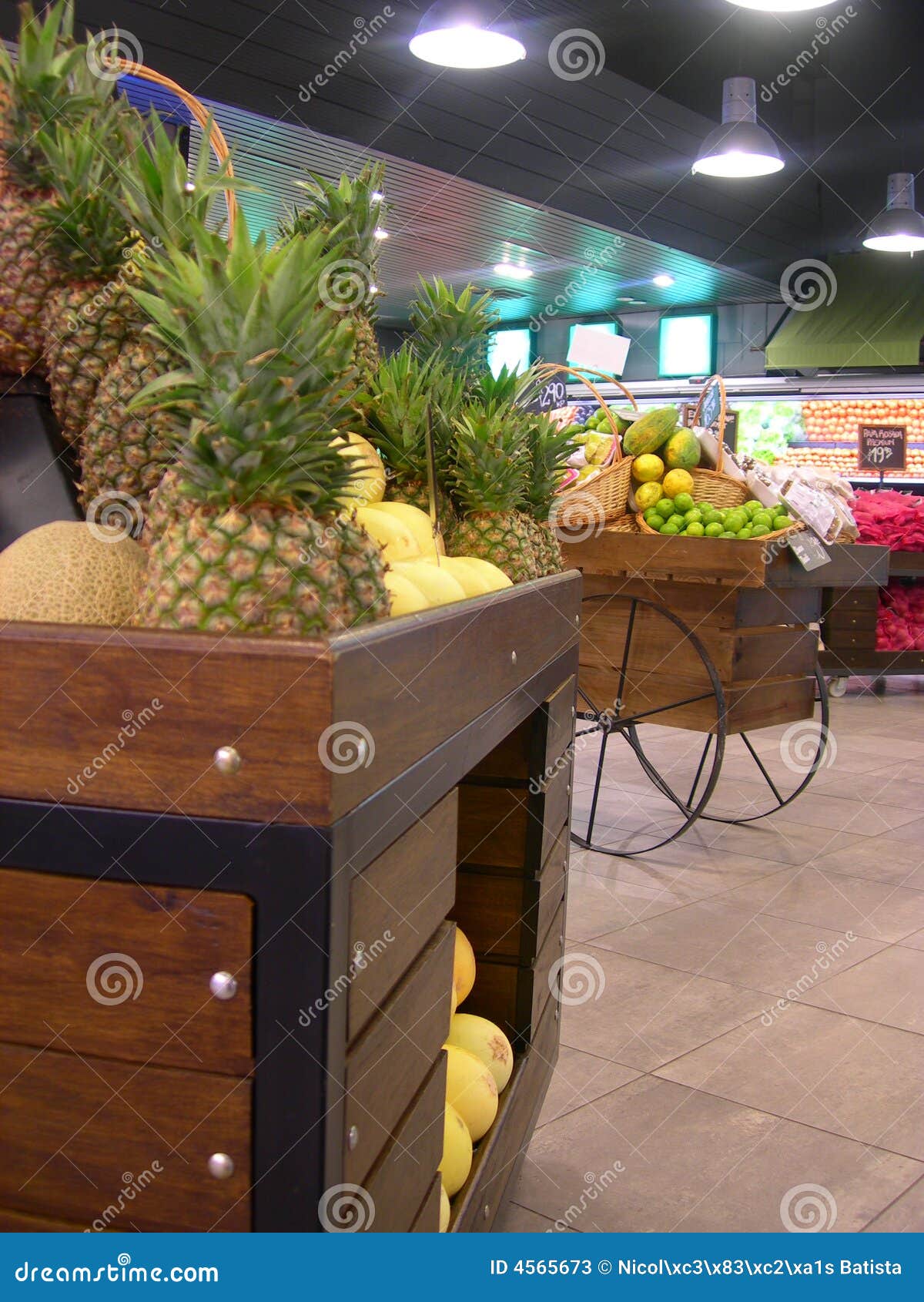 Pineapple Basket in a Hypermar Stock Image - Image of coach, farm: 4565673