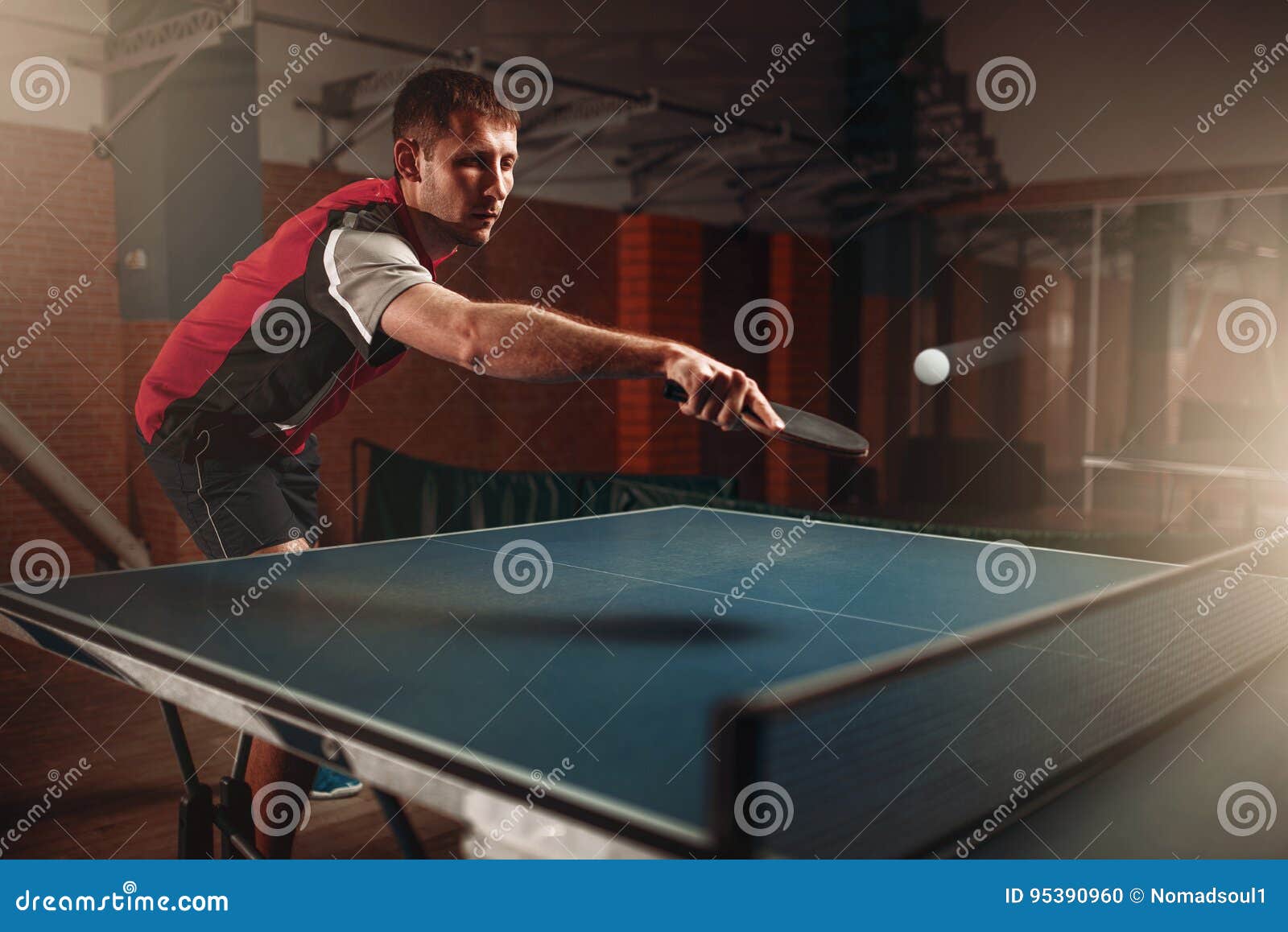 Ping-pong, Uomo Che Gioca Gioco, Palla Con La Traccia Fotografia Stock ...