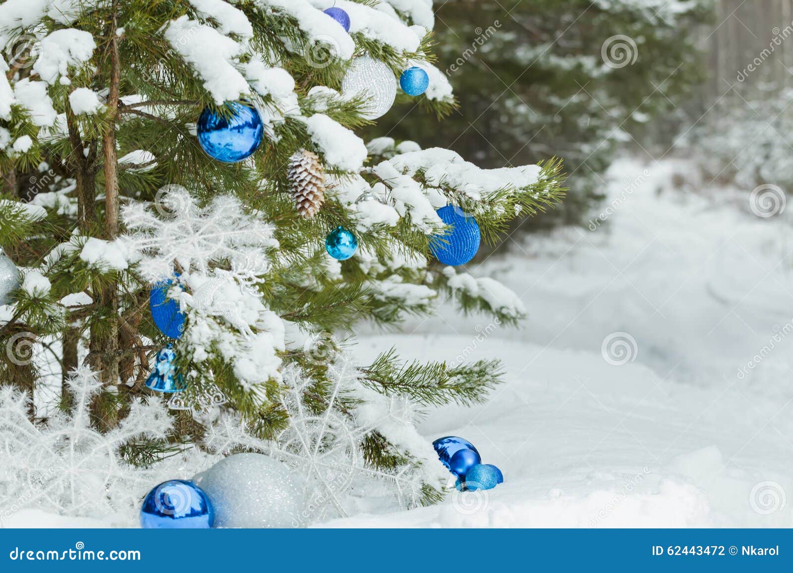 Pinheiro Vivo Sob a Neve Decorada Com Natal Foto de Stock - Imagem de ...