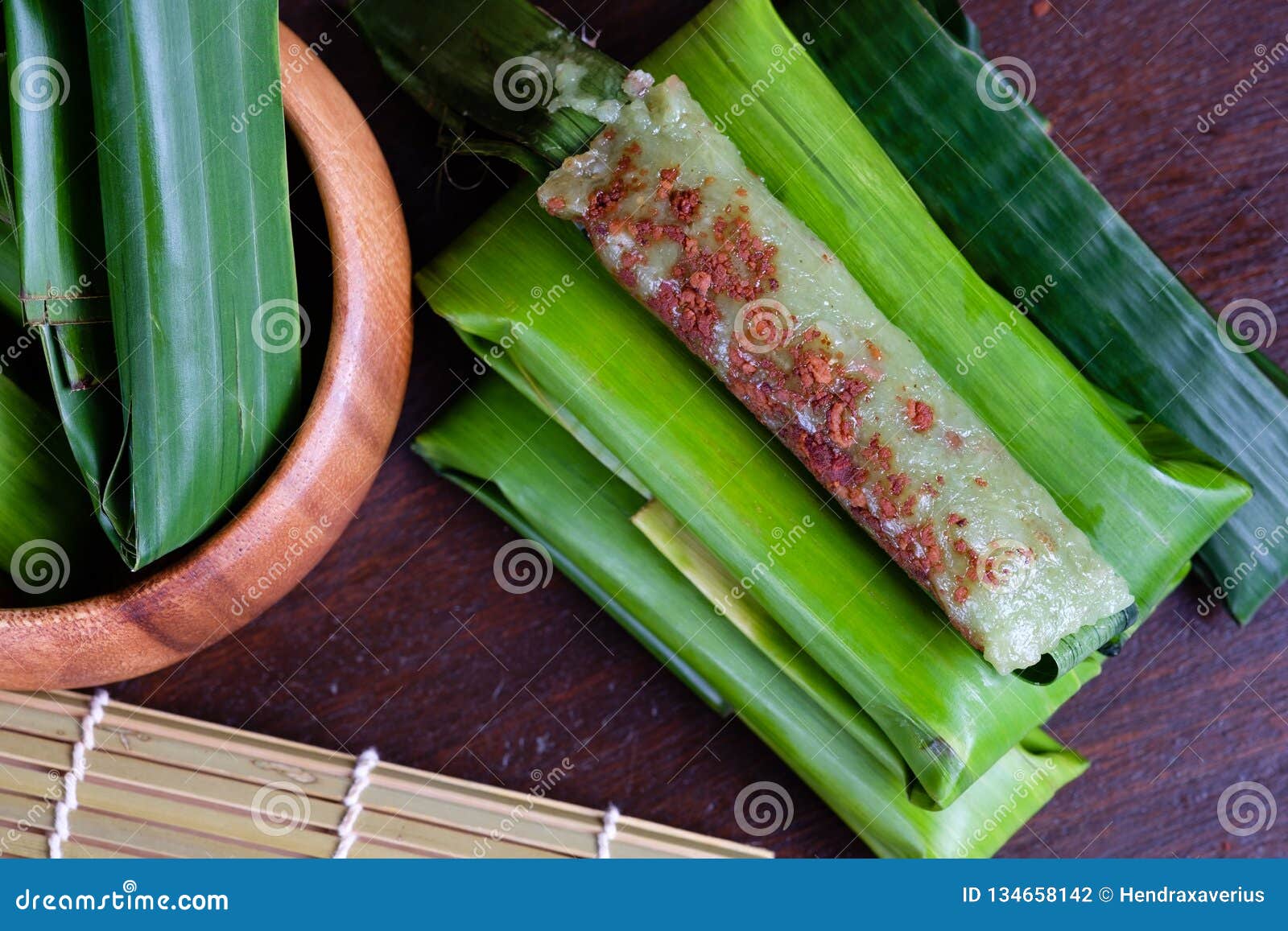 Pinipig De Suman Com Latik Do Buko Foto de Stock - Imagem de leite ...