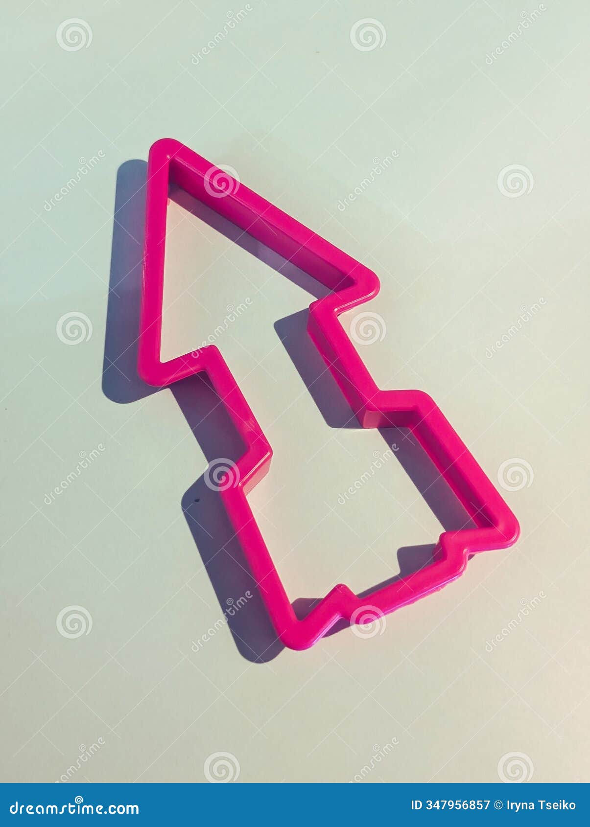 Pink arrow symbol 3d stock image. Image of violet, circle - 347956857