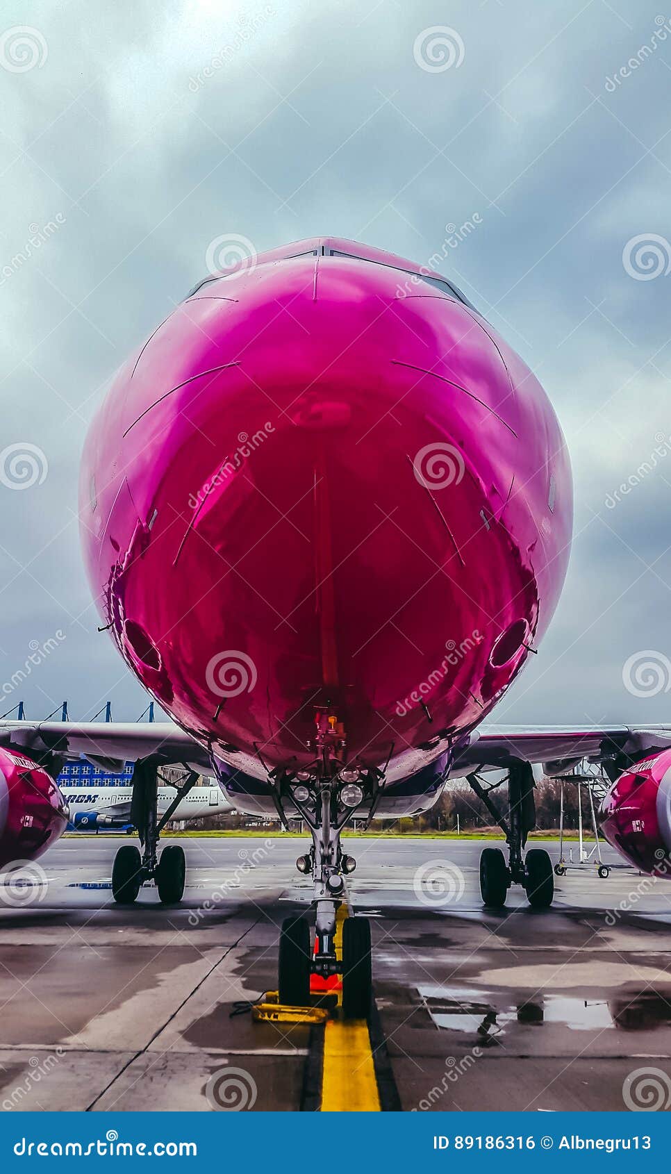 Pink plane editorial photo. Image of lrop, pink, airbus - 89186316