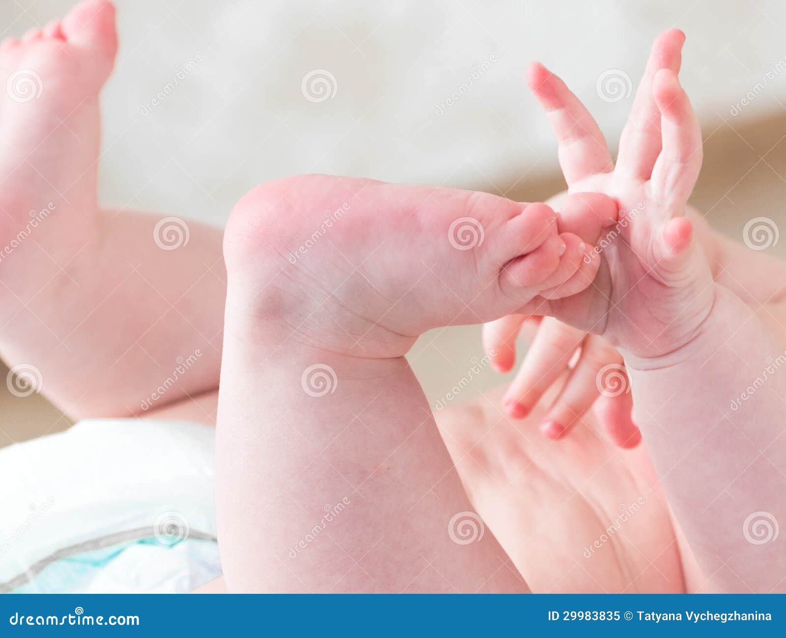 De Pasgeboren Baby Van Benen En Van Handen Stock Afbeelding - Image of ...