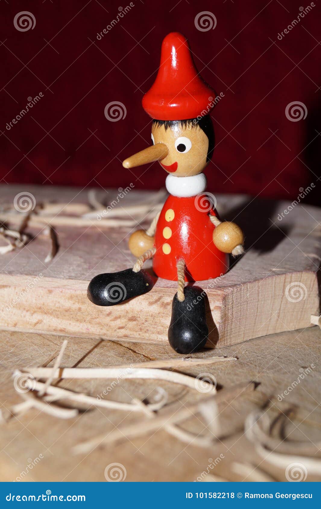 Pinocchio houten pop stock foto. Image of neus, hout - 101582218