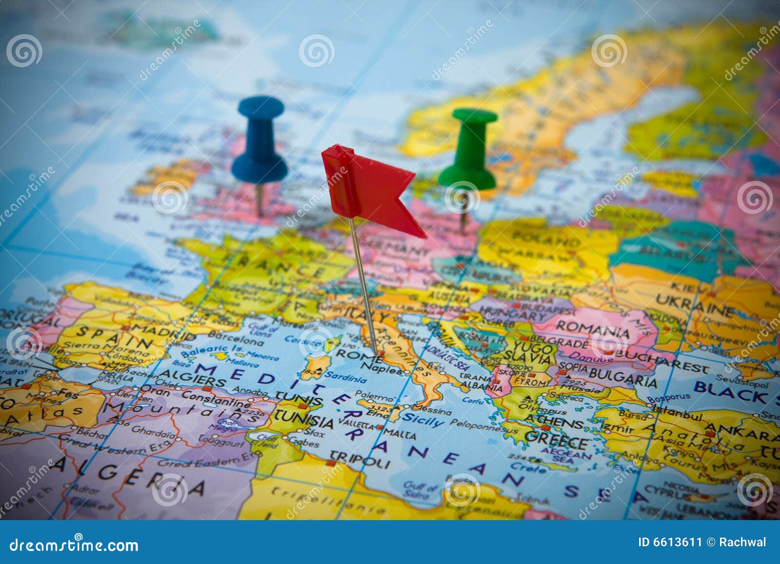 Pinos em um mapa de Europa imagem de stock. Imagem de guia - 6613611