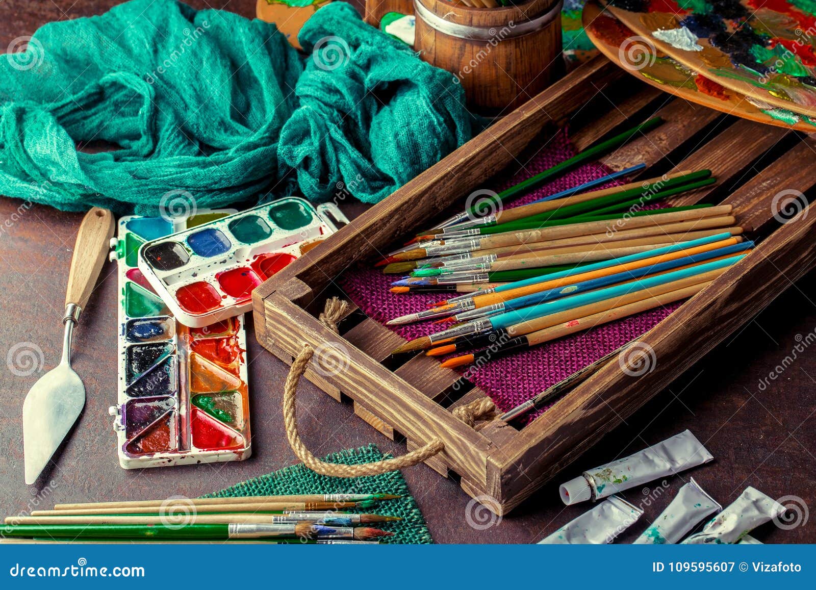 Pinsel und Farben stockbild. Bild von nachricht, schwarzes - 109595607