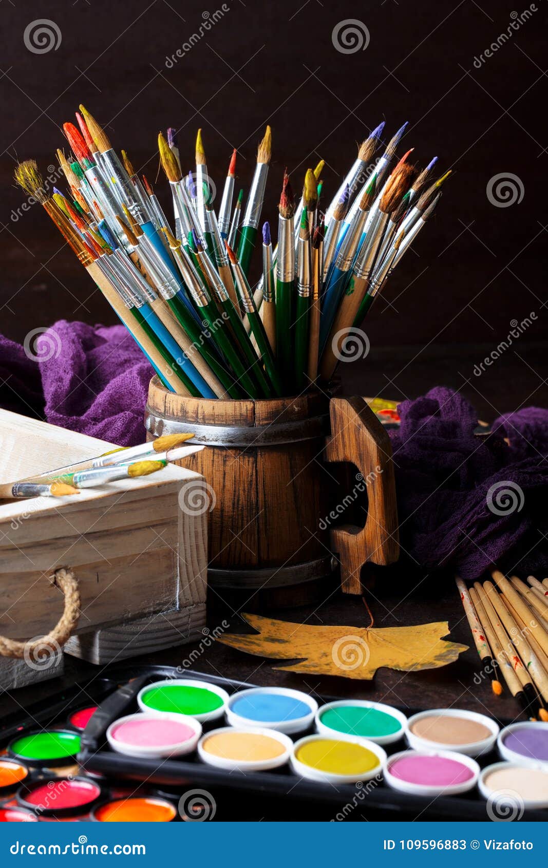 Pinsel und Farben stockbild. Bild von sauber, konzept - 109596883