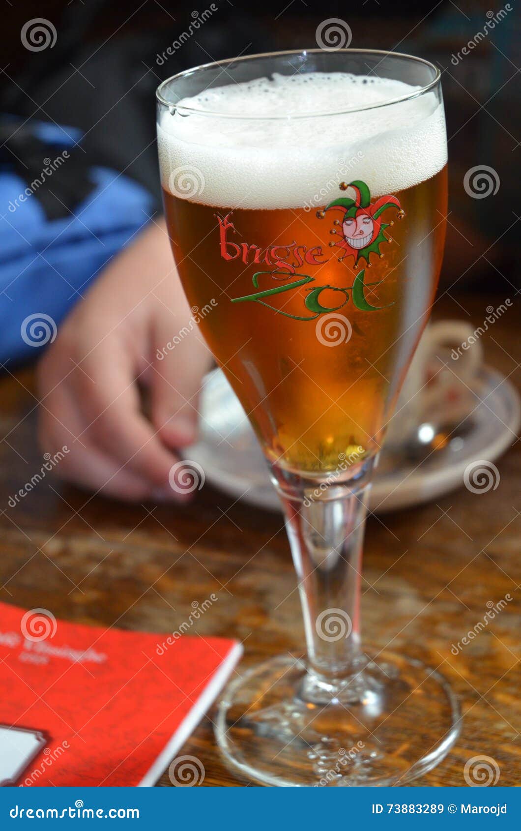 Pint van Bier redactionele stock afbeelding. Image of hoofd - 73883289