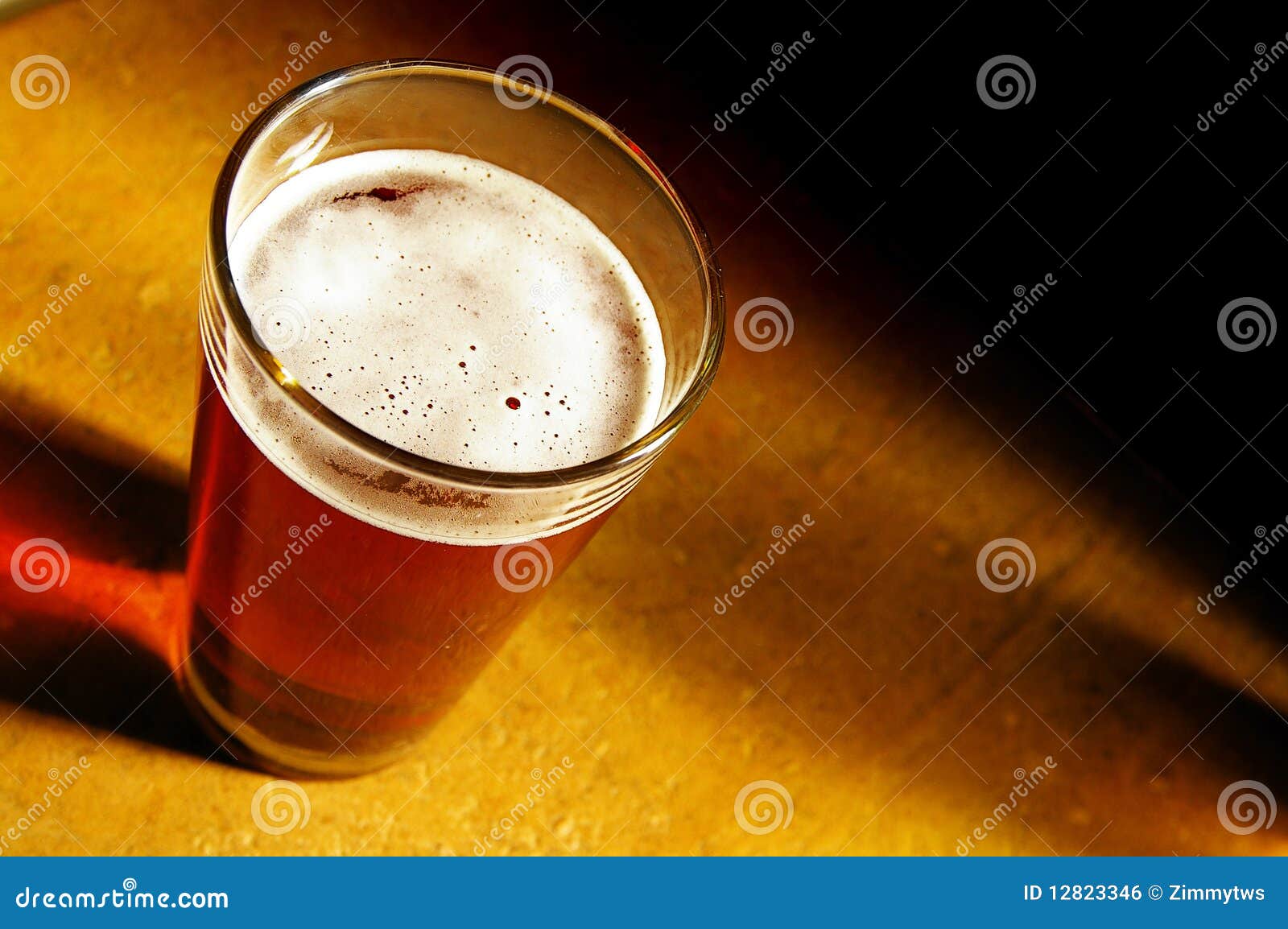 Pinta della birra fotografia stock. Immagine di alcool - 12823346