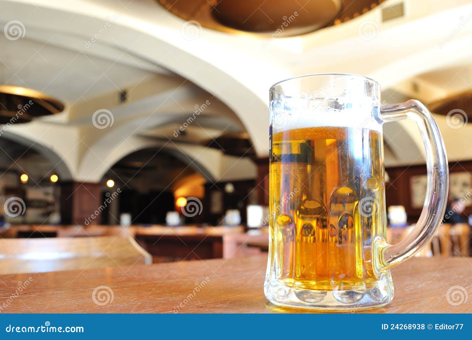 Pinta di birra dorata fotografia stock. Immagine di industrie - 24268938