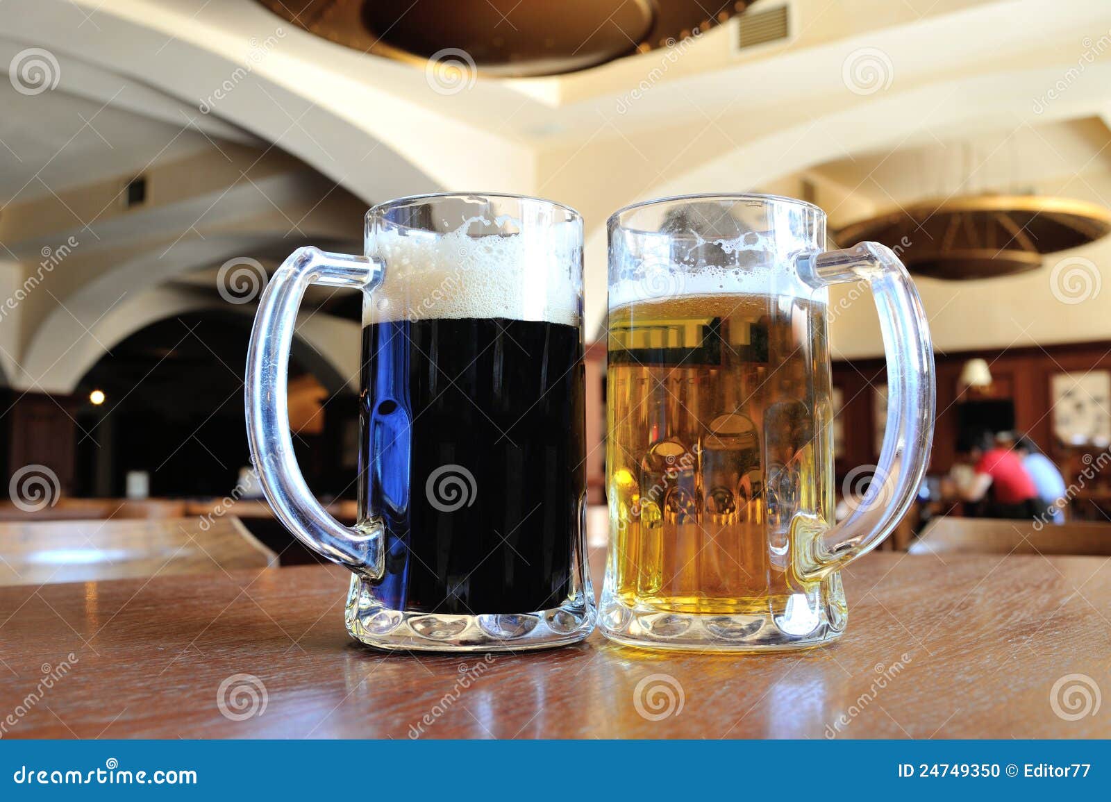 Pinta Di Birra Dorata E Nera Fotografia Stock - Immagine di ...