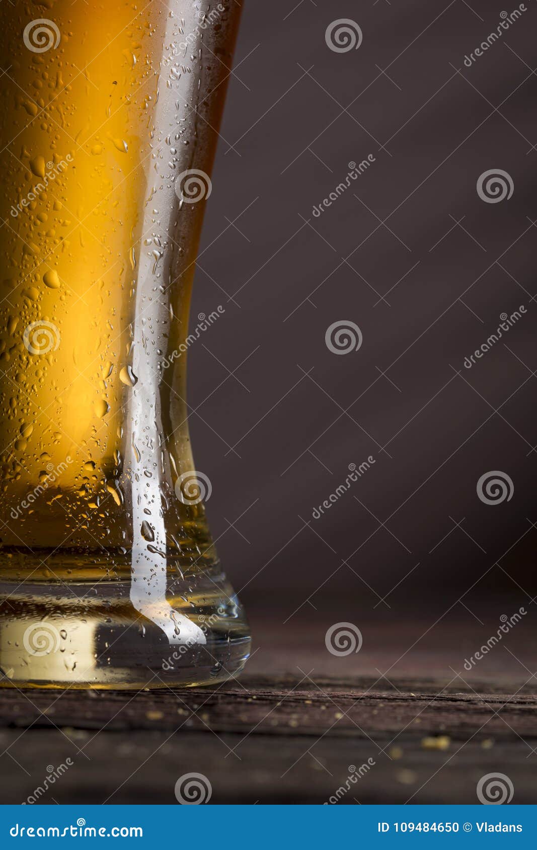 Pinta Di Birra Leggera Fredda Fotografia Stock - Immagine di fermentato ...