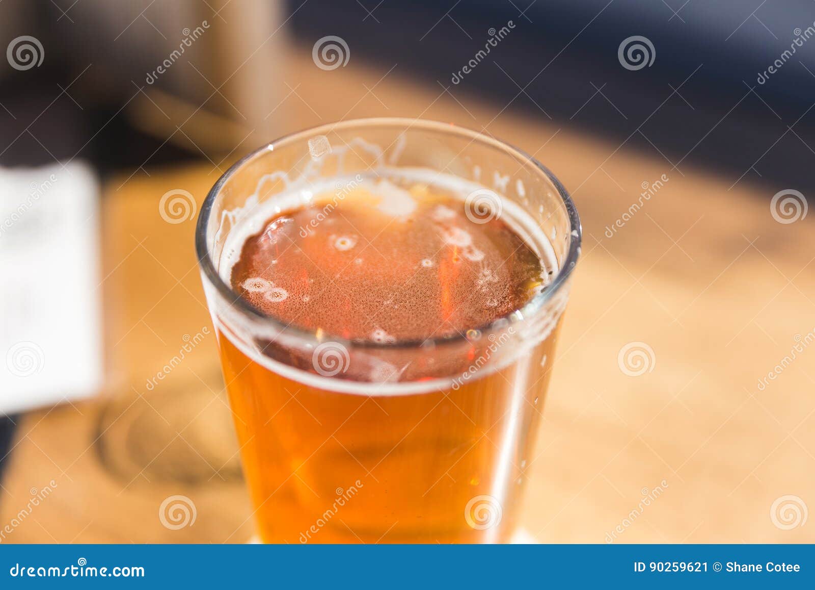 Pinta Fresca Di Birra Al Sole Immagine Stock - Immagine di india, orzo ...