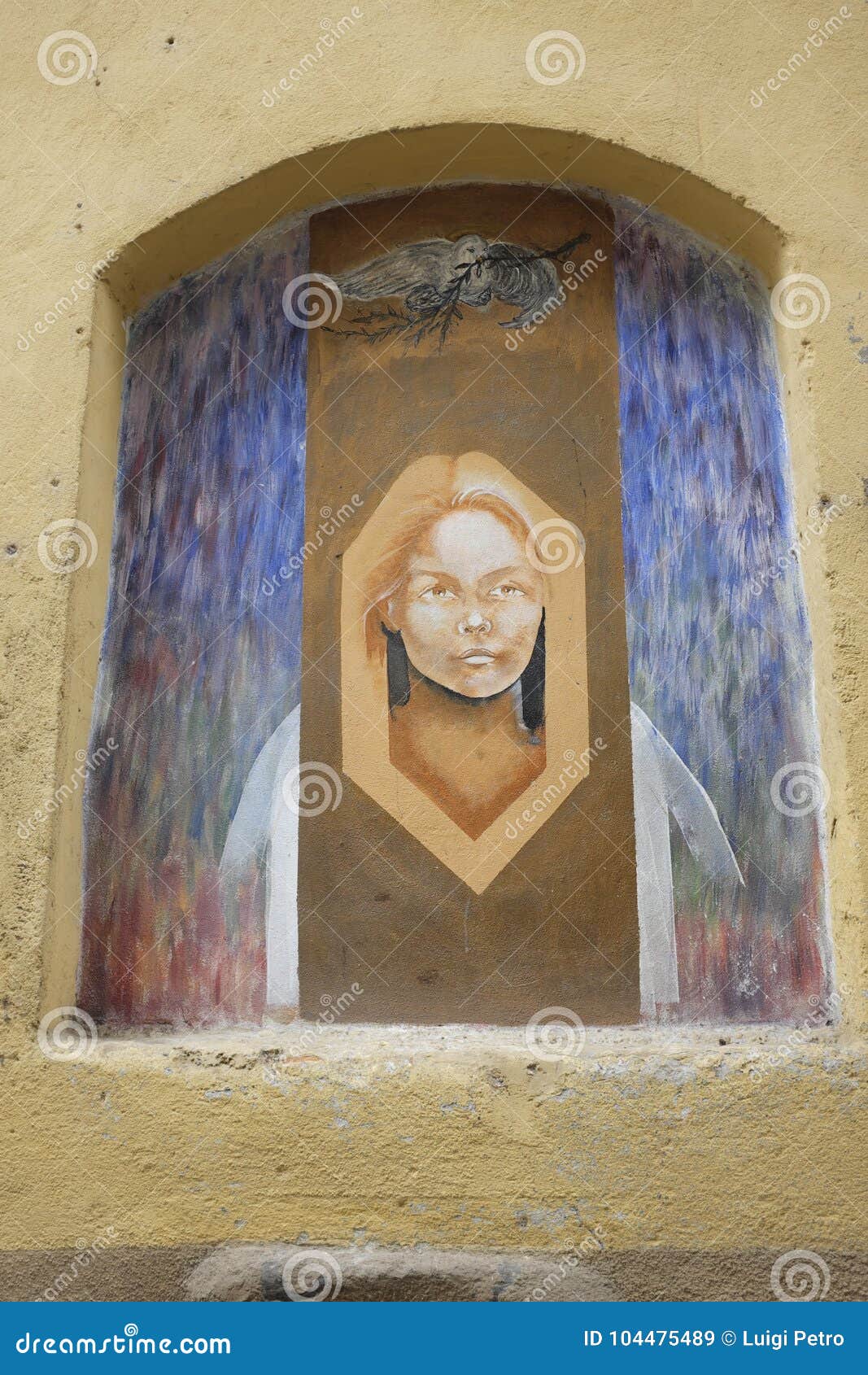 Pintada Que Representa La Cara De Una Mujer Joven Imagen de archivo ...