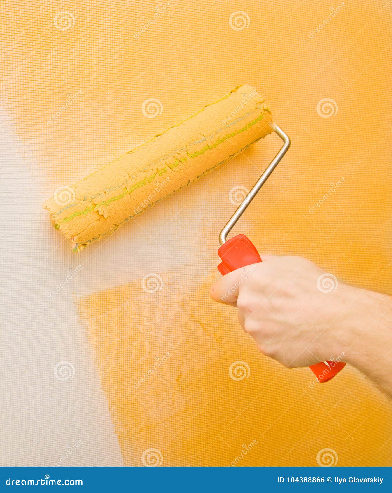Pintando a parede com rolo foto de stock. Imagem de interior - 104388866