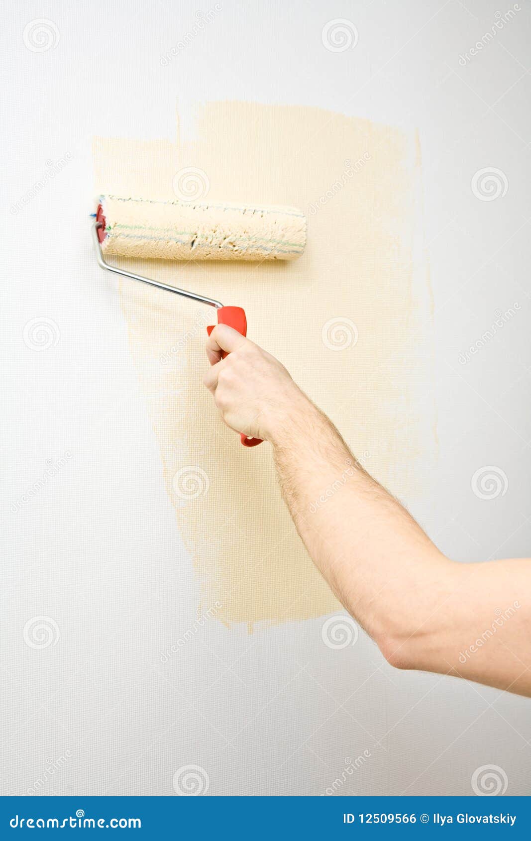 Pintando a parede com rolo foto de stock. Imagem de carpinteiro - 12509566