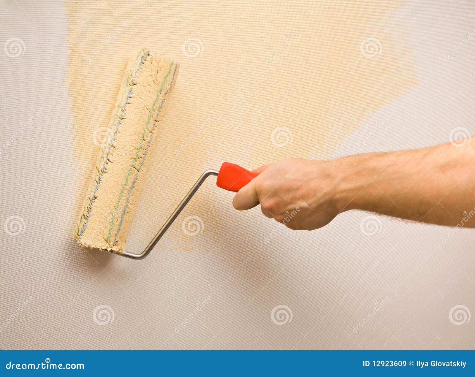 Pintando a parede com rolo imagem de stock. Imagem de homem - 12923609