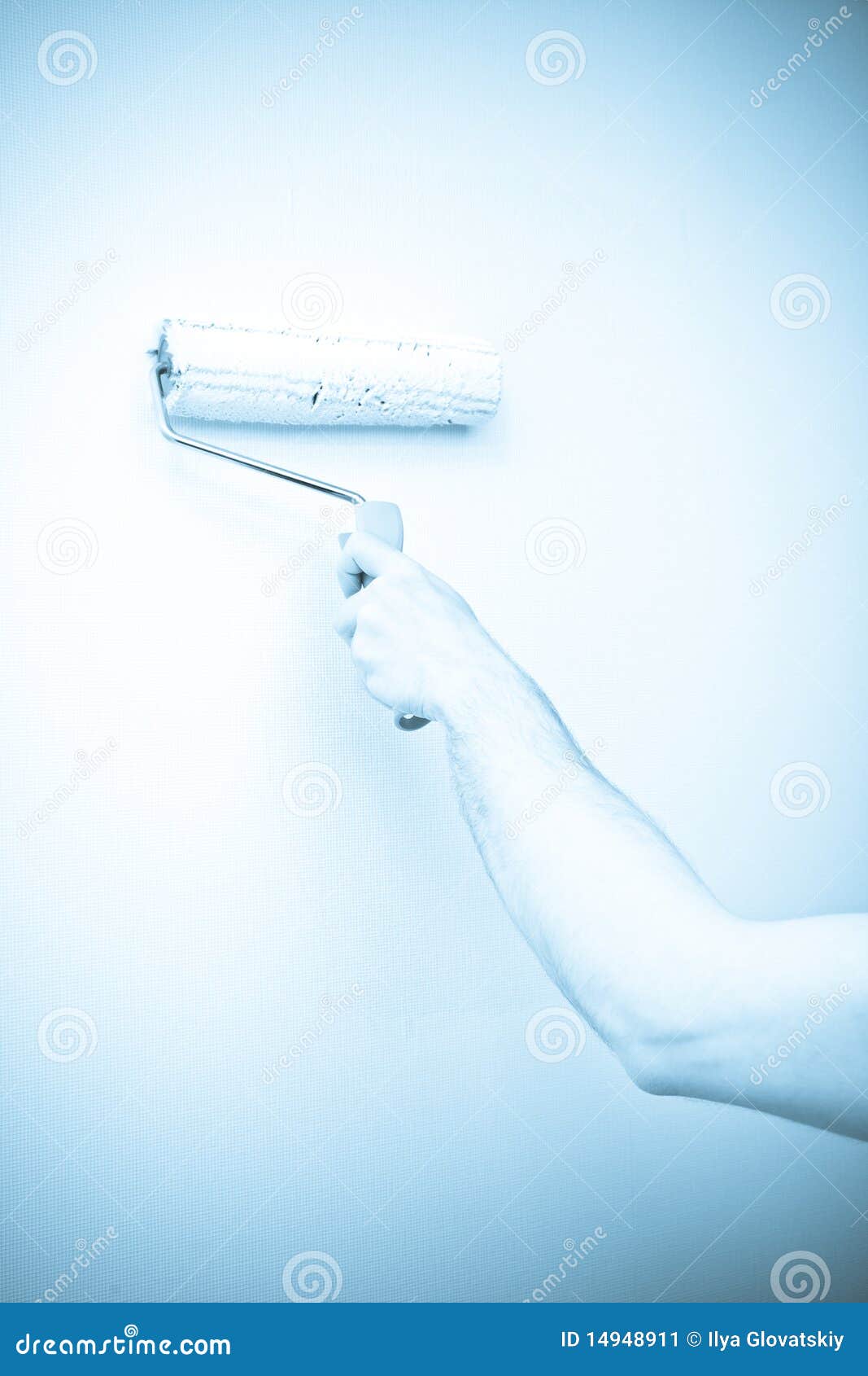 Pintando a parede com rolo imagem de stock. Imagem de melhoria - 14948911