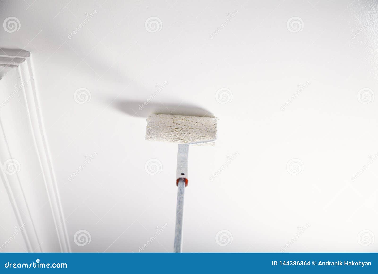 Pintando a Parede Com Um Rolo Renovation Foto de Stock - Imagem de ...